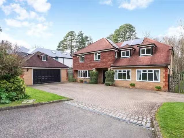 5 bedroom detached house for rent in Beech Close, Cobham, Surr.