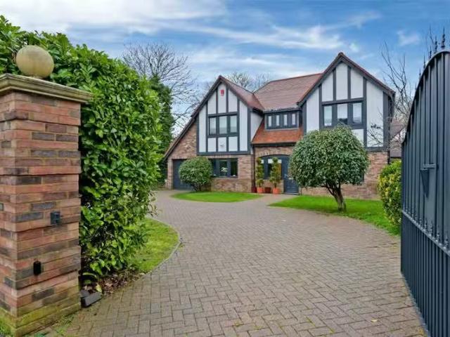5 bedroom detached house for rent in Bell Barn Road, Bristol.