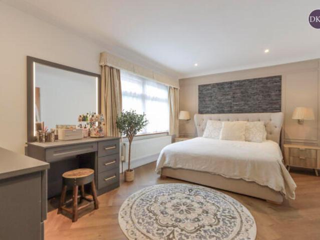 5 bedroom detached house for rent in Birchmead, Watford, WD17