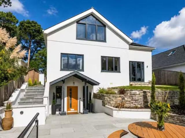 5 bedroom detached house for rent in Blake Hill Crescent, Pool.