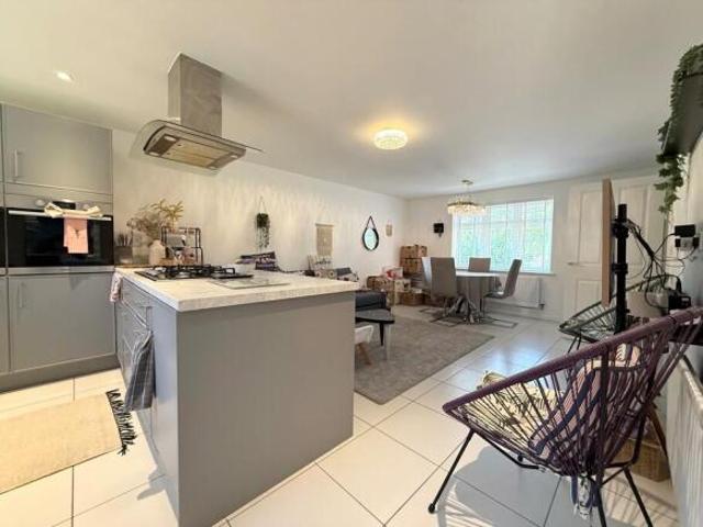 5 bedroom detached house for rent in Brecknock Chase, Whitehouse Park, MK8