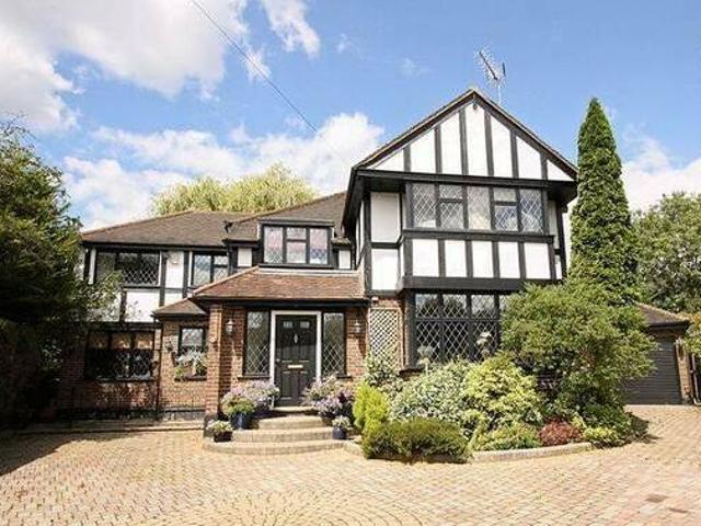 5 bedroom detached house for rent in Brook Rise Chigwell IG7