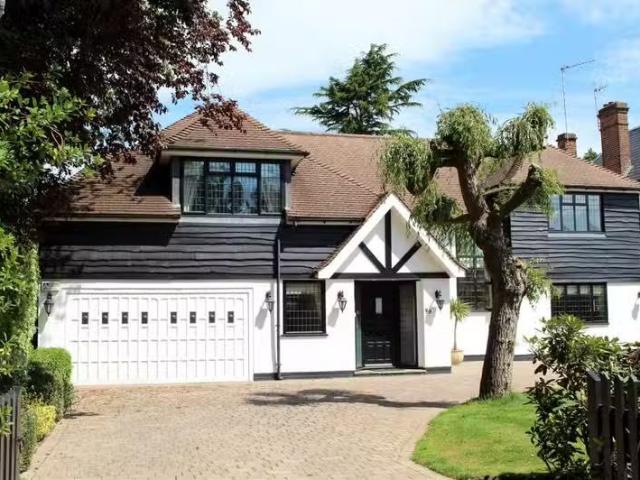 5 bedroom detached house for rent in Brookmans Avenue, Brookma.