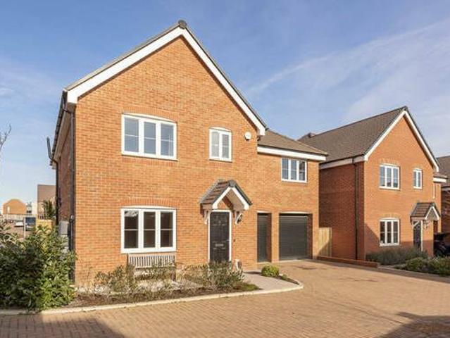 5 bedroom detached house for rent in Bronte Close St Albans Hertfordshire AL4
