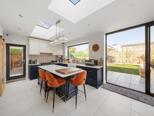5 bedroom detached house for rent in Burcharbro Road, London, Greater London, SE2