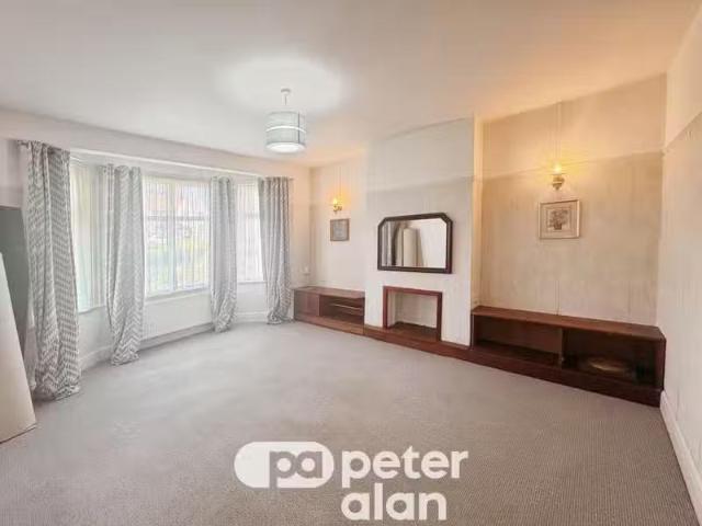 5 bedroom detached house for rent in Grand Avenue, CF5