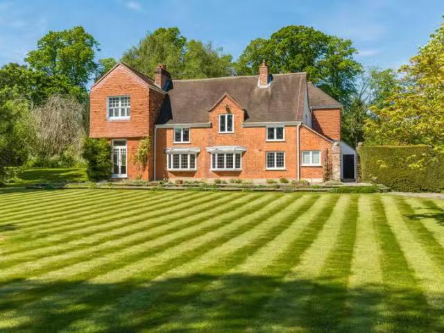 5 bedroom detached house for rent in Dene Road, Northwood, HA6