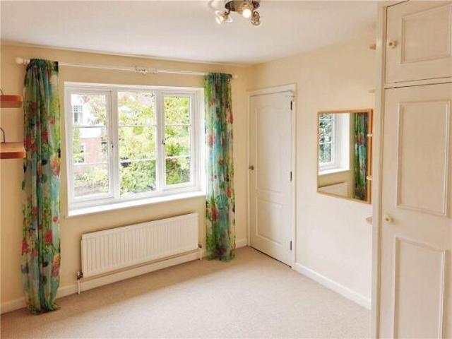 5 bedroom detached house for rent in Ennismore Avenue, Guildford, GU1