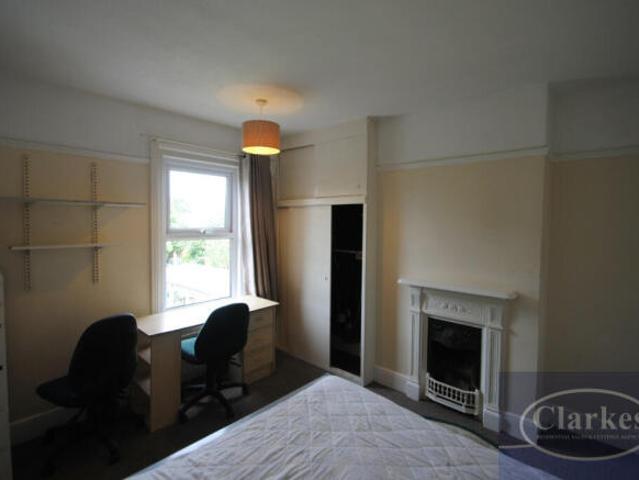 5 bedroom detached house for rent in Ensbury Park Road, Ensbury park, BH9