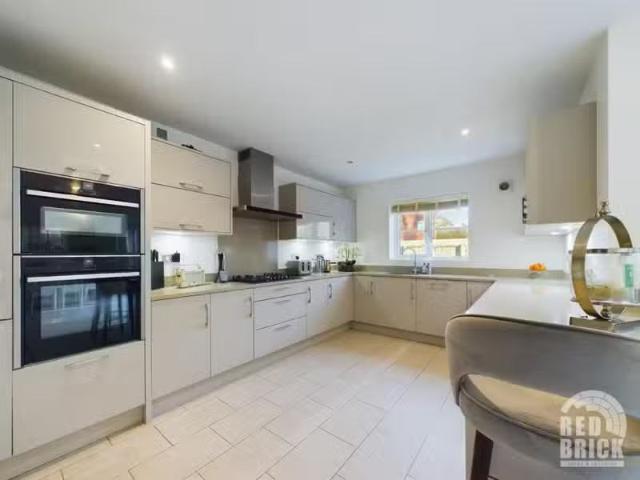 5 bedroom detached house for rent in Earle Gardens, Dunchurch.