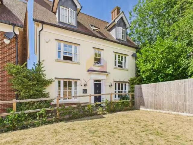 5 bedroom detached house for rent in Elizabeth Lockhart Way, B.