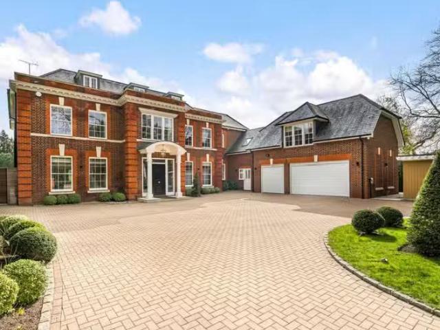5 bedroom detached house for rent in Fairmile Avenue, Cobham.