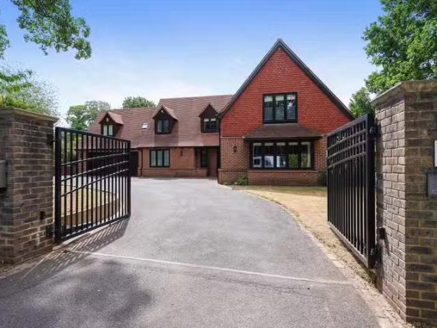5 bedroom detached house for rent in Fairmile Avenue, Cobham.