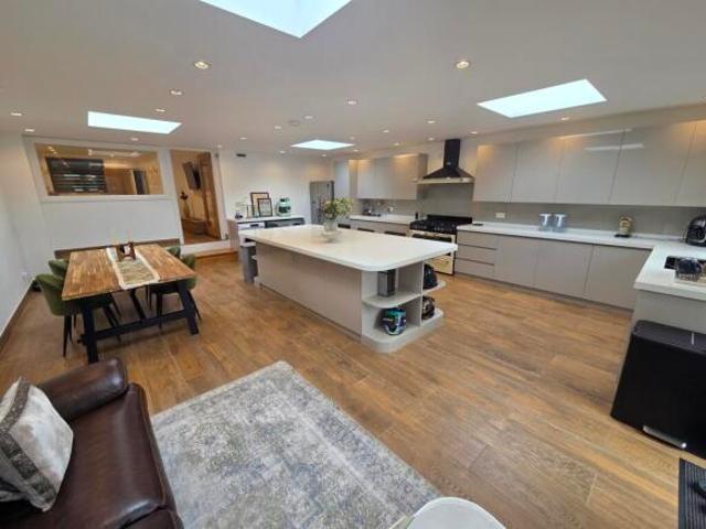5 bedroom detached house for rent in Felstead Way, LU2