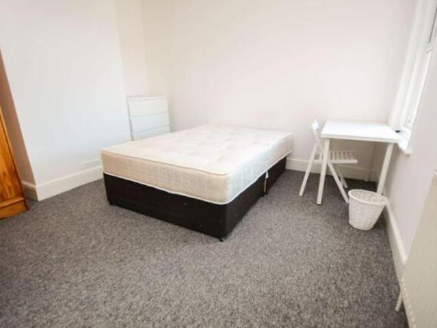 5 bedroom detached house for rent in Five Double Bedroom Student House In Winton, BH9