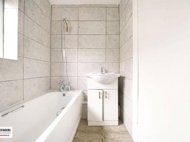 5 bedroom detached house for rent in Kimberley Road, Edmonton, N18
