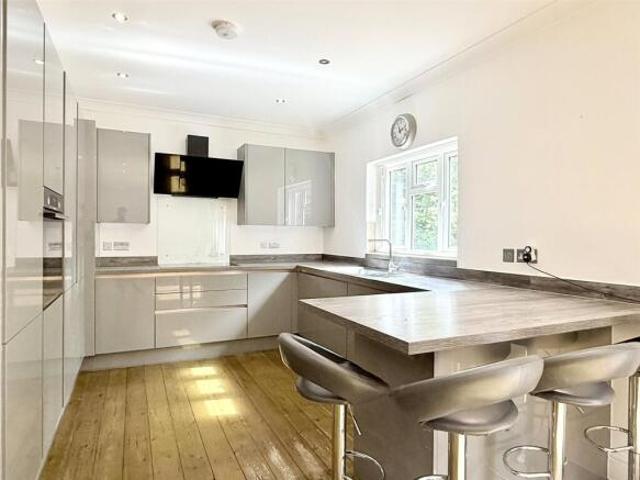5 bedroom detached house for rent in Kingsmead, New Barnet, Hertfordshire, EN5