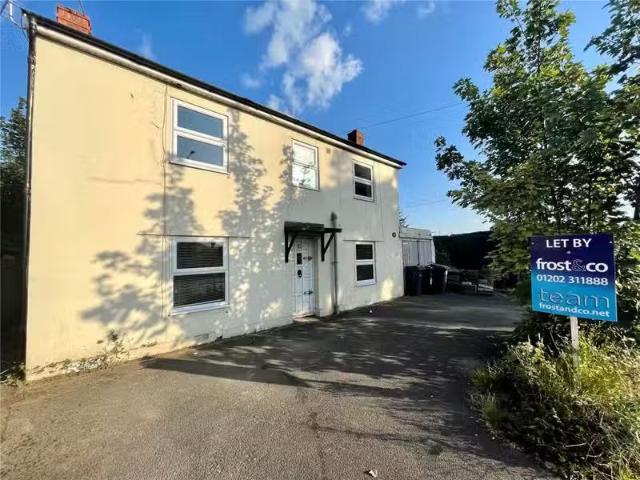5 bedroom detached house for rent in Kinson Road, Bournemouth.