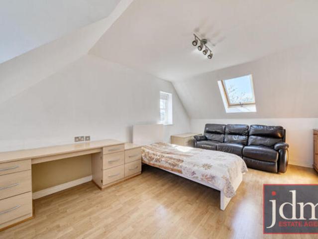5 bedroom detached house for rent in Holywell Close, Orpington, BR6