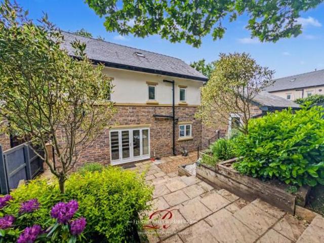 5 bedroom detached house for rent in Hornbeam Close, Bolton, BL1