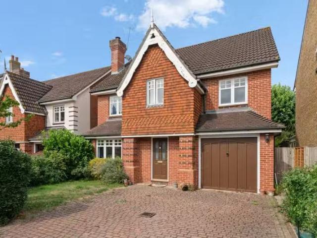 5 bedroom detached house for rent in Hayward Road, Thames Ditt.