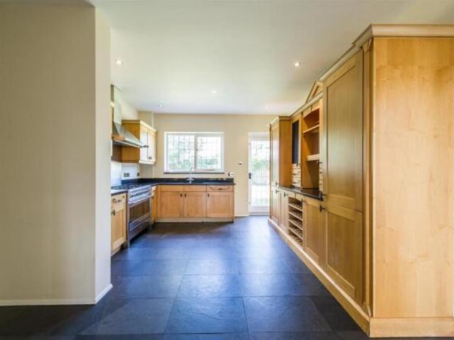 5 bedroom detached house for rent in Hadlow Road, Tonbridge, TN10