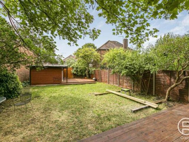 5 bedroom detached house for rent in Heath Close, Ealing, W5
