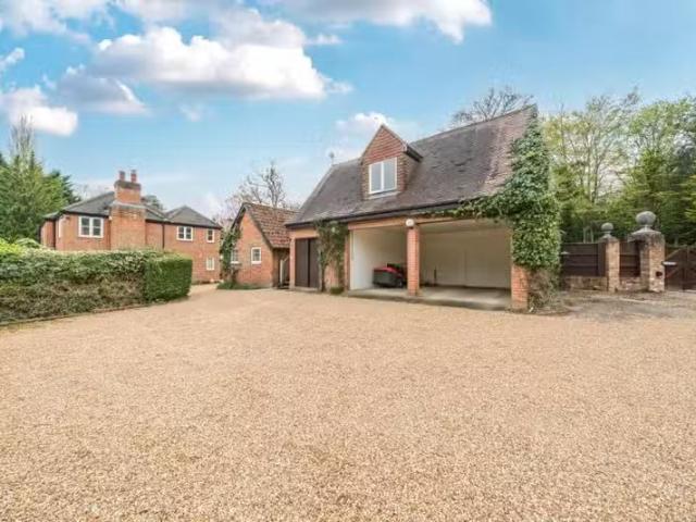 5 bedroom detached house for rent in Highams Lane, Chobham GU24