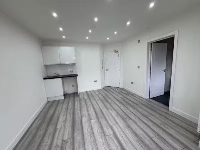 5 bedroom detached house for rent in Oak Road, West Bromwich.