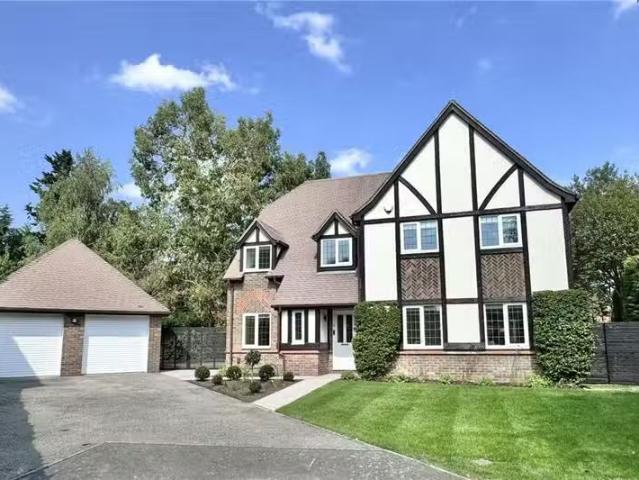 5 bedroom detached house for rent in Oakdene, Beaconsfield, Bu.