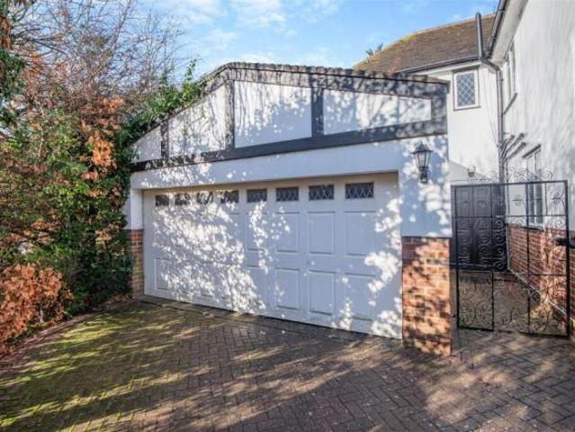 5 bedroom detached house for rent in Oakwood Close, Chislehurst, BR7