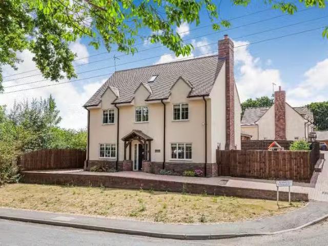 5 bedroom detached house for rent in Outings Lane, Brentwood.