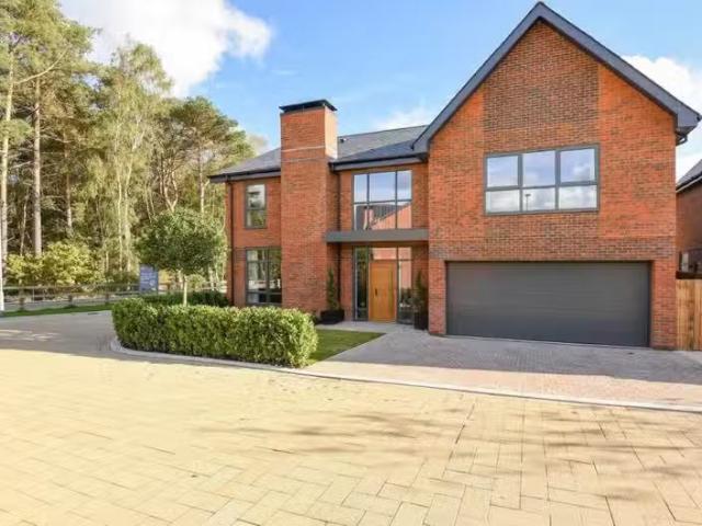 5 bedroom detached house for rent in Longcross, Chertsey, Surr.