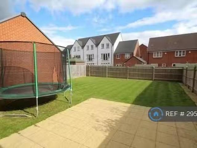 5 bedroom detached house for rent in Linnet Avenue, Amersham.