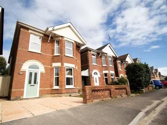 5 bedroom detached house for rent in Modern Student House on N.