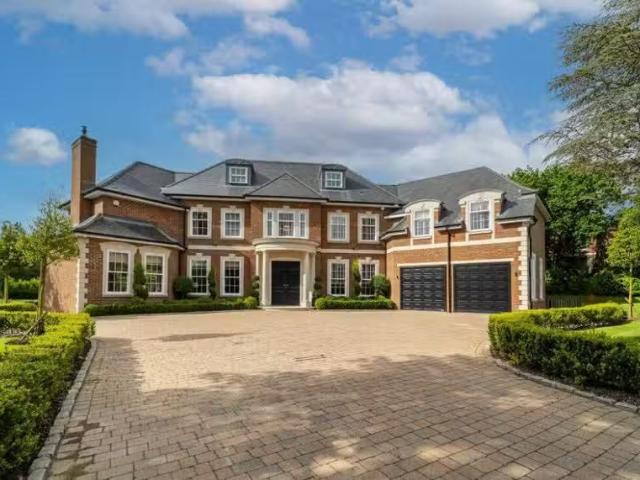 5 bedroom detached house for rent in Moles Hill, Oxshott, Leat.