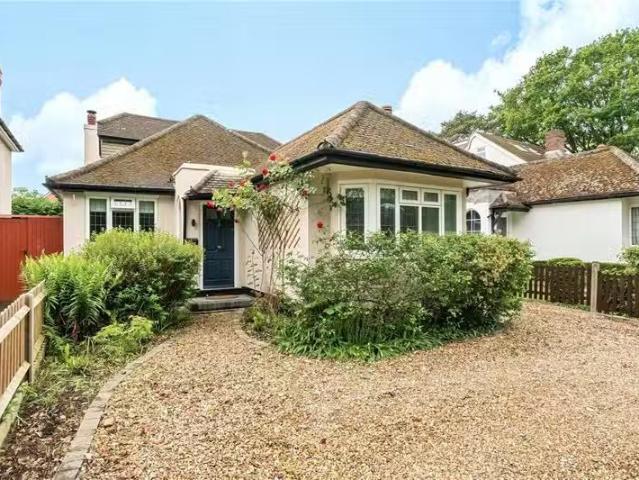 5 bedroom detached house for rent in Mayfield Road, Hersham, W.