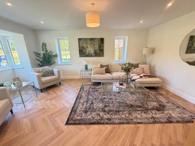 5 bedroom detached house for rent in Maidstone Road, Staplehurst TN12 0RE, TN12