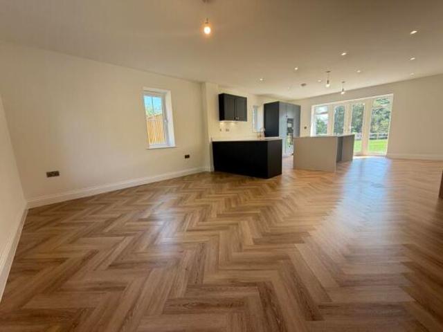 5 bedroom detached house for rent in Maidstone Road, Staplehurst TN12 0RE, TN12