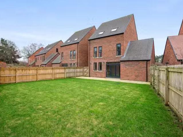 5 bedroom detached house for rent in Mara Drive, Northwich, CW.