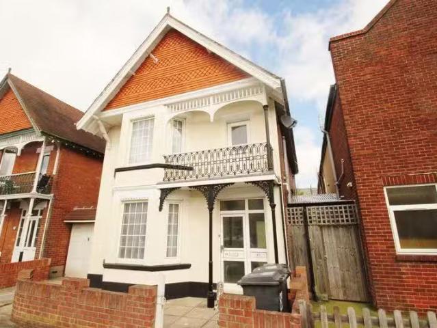 5 bedroom detached house for rent in Markham Road, Bournemouth.