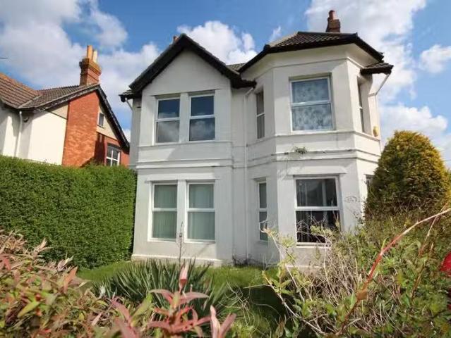 5 bedroom detached house for rent in Methuen Road, BH8