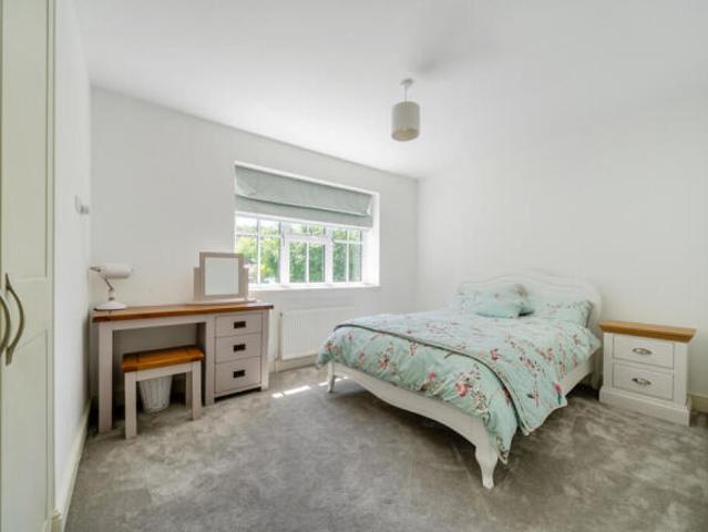 5 bedroom detached house for rent in Merrow Chase, Guildford, Surrey, GU1