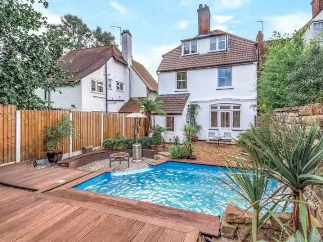 5 bedroom detached house for rent in Murray Road, Northwood, HA6