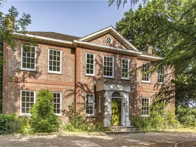 5 bedroom detached house for rent in Newlands, Aldershot Road.