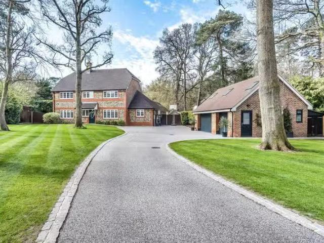 5 bedroom detached house for rent in Nuthatch Close, Ewshot.