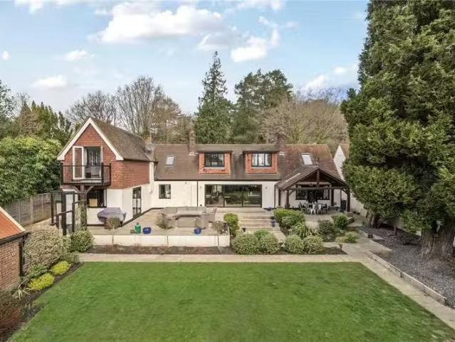 5 bedroom detached house for rent in Saunders Lane, Woking, Su.