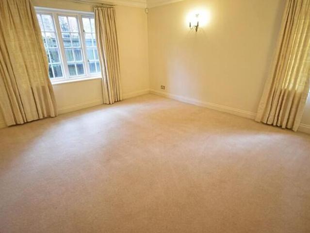 5 bedroom detached house for rent in Spring Close, Solihull, B91