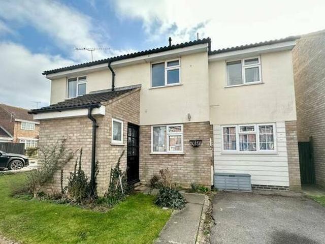5 bedroom detached house for rent in Paddock Drive Chelmsford CM1
