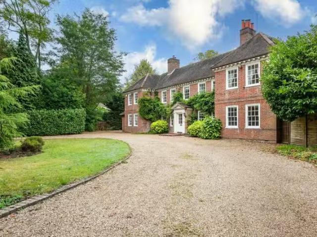 5 bedroom detached house for rent in Penn Road, Beaconsfield.